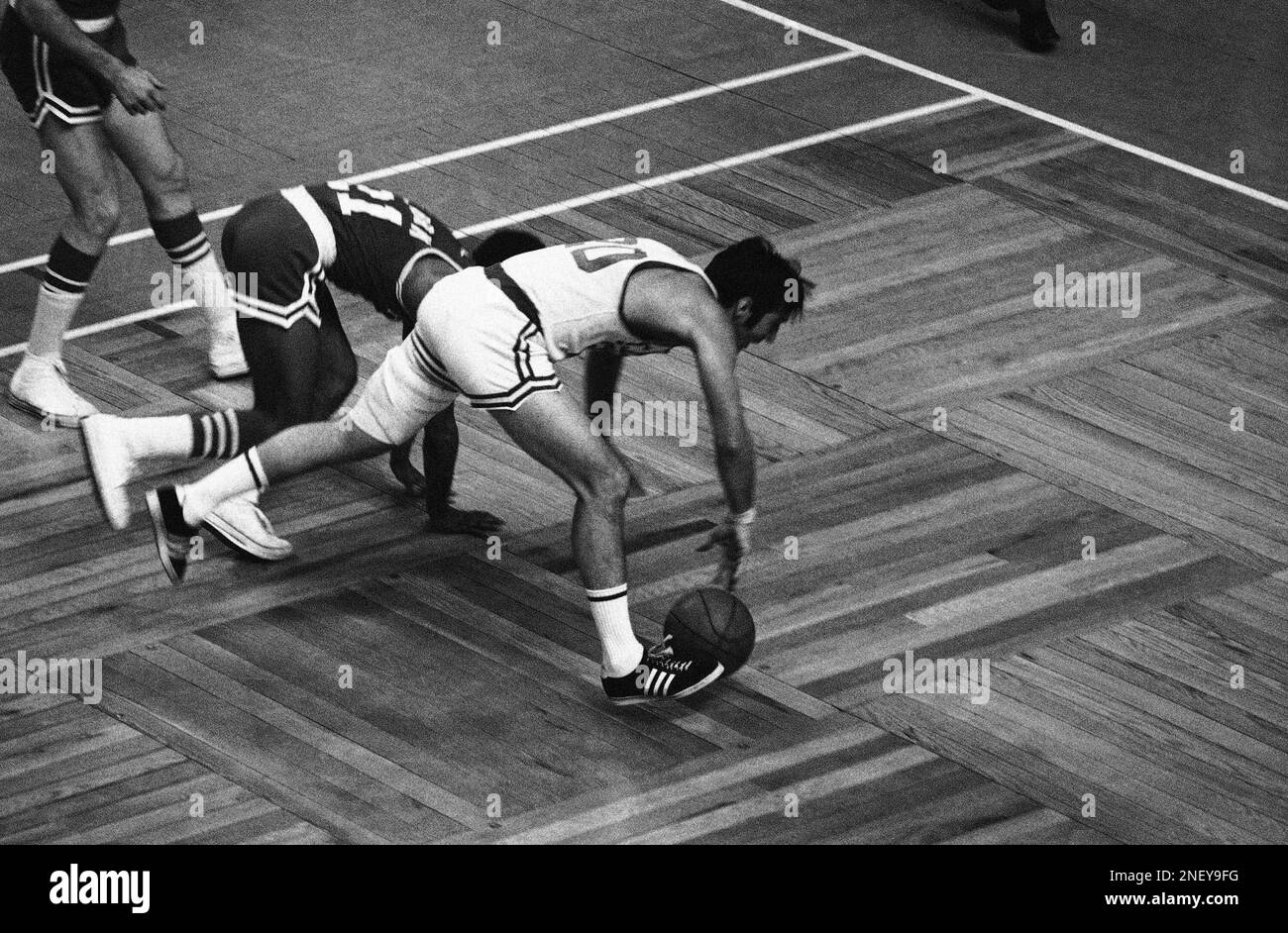 Boston Celtics Larry Siegfried, (20), overruns ball in scramble with ...