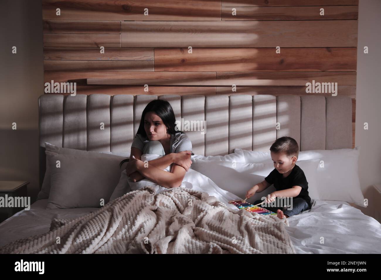 Depressed single mother with child in bed at home Stock Photo - Alamy