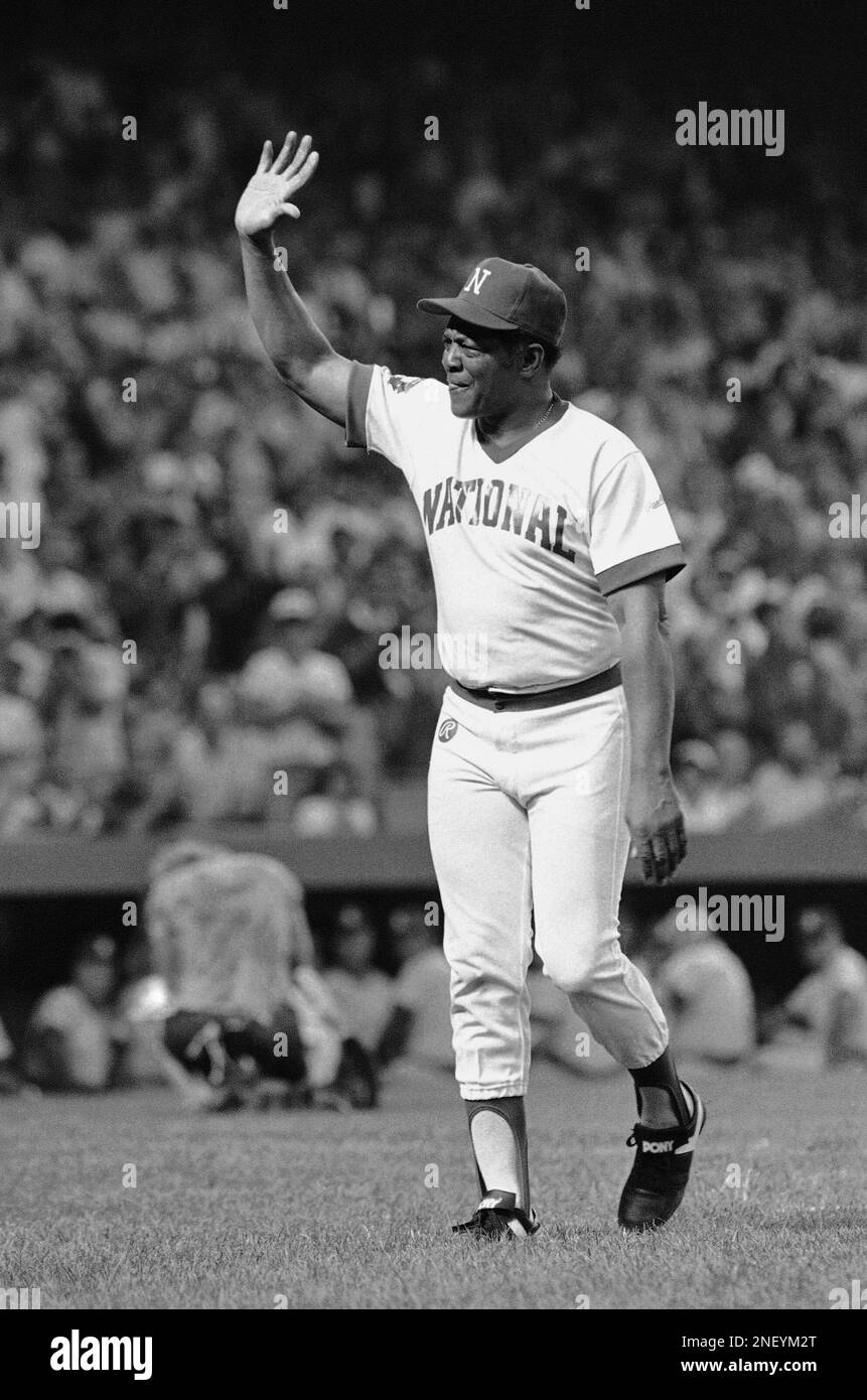 Willie Mays acknowledges an ovation before the Cracker Jack Old Timers ...