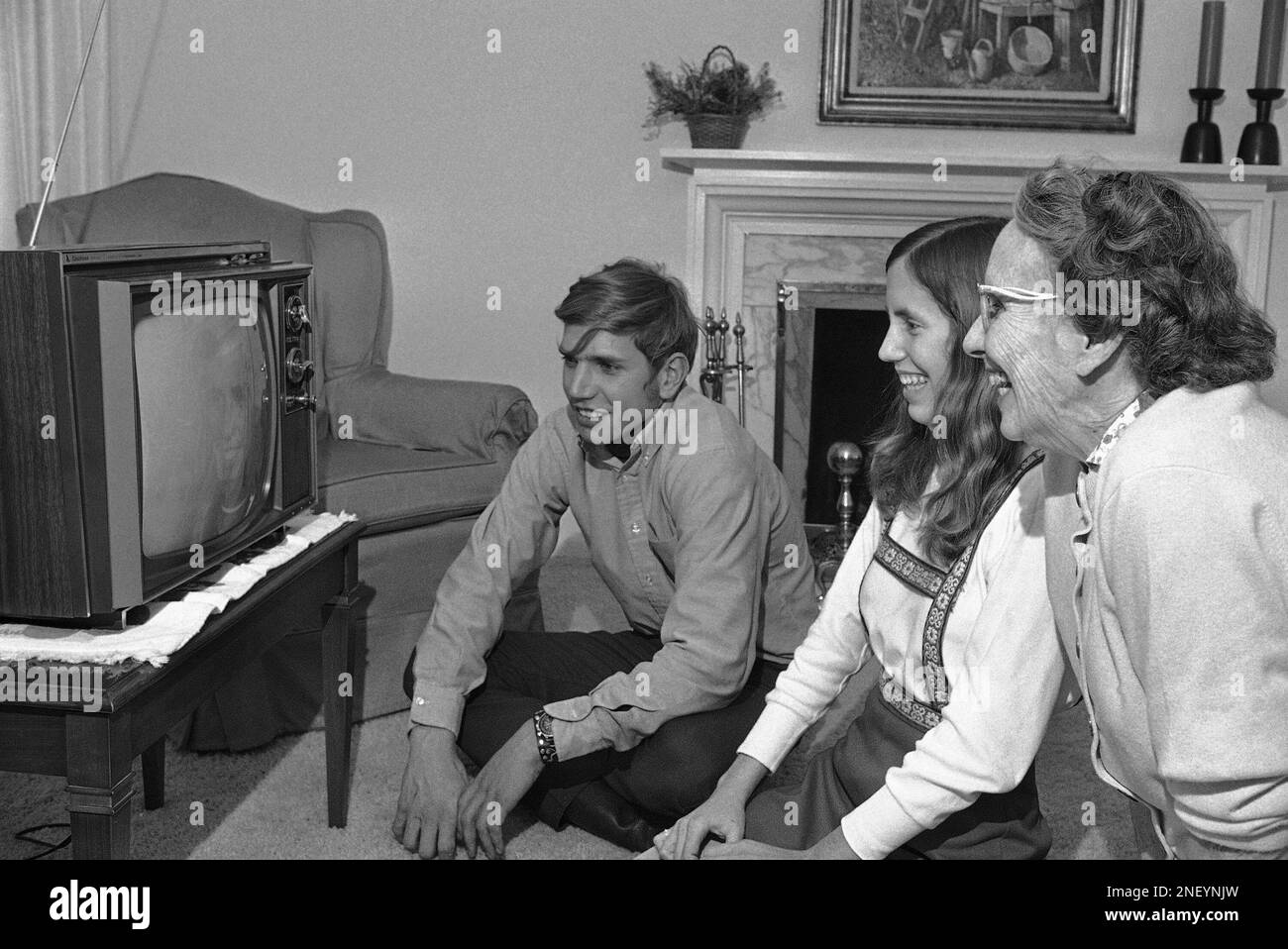 Sally Henning, 14, center, watches her sister Anne get the gold medal ...