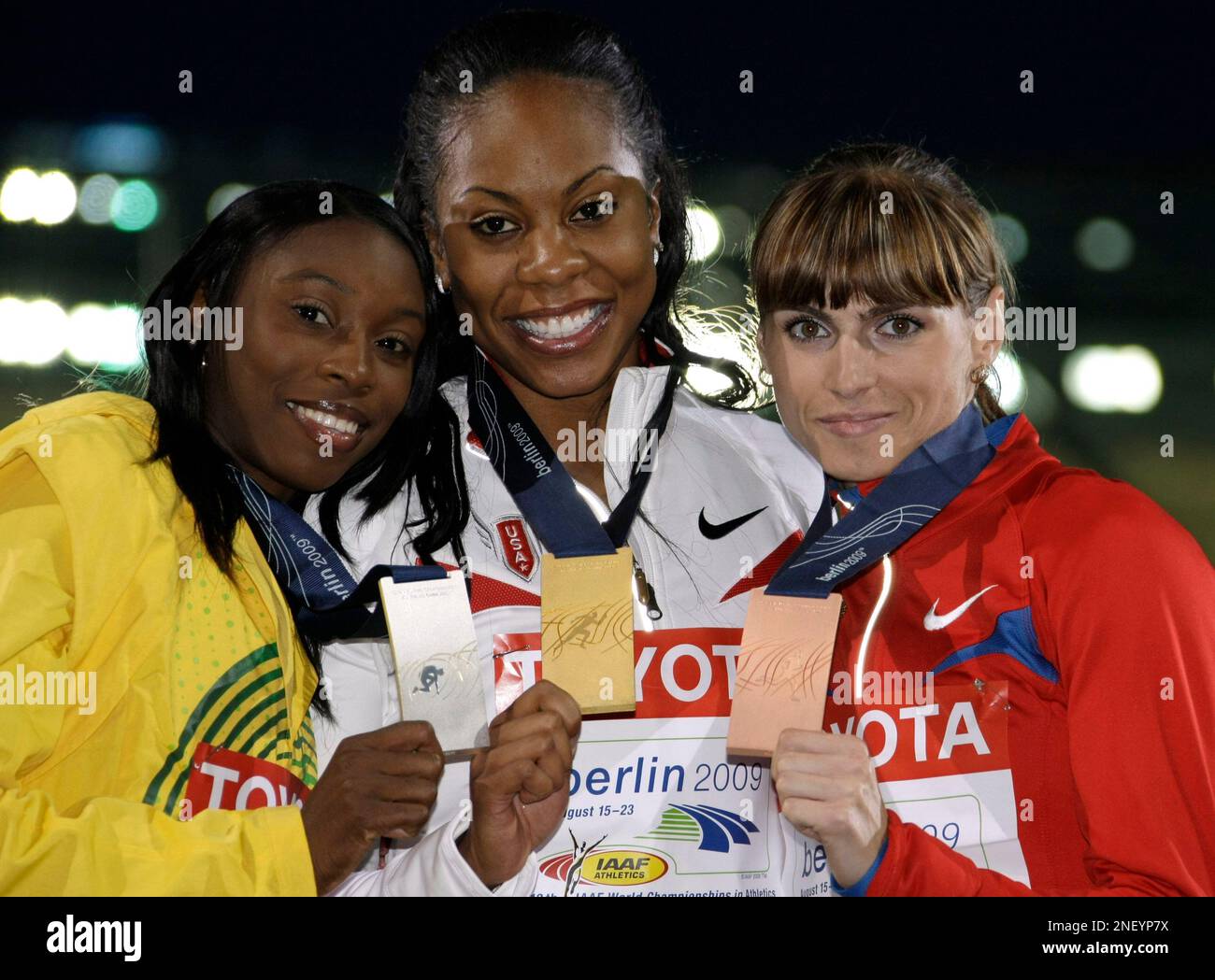 United States' gold medal winner Sanya Richards is flanked by silver ...