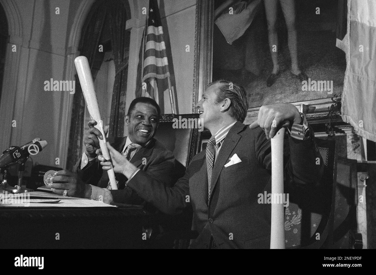 Batting virtuoso Willie Mays, left, and New York City Mayor John ...