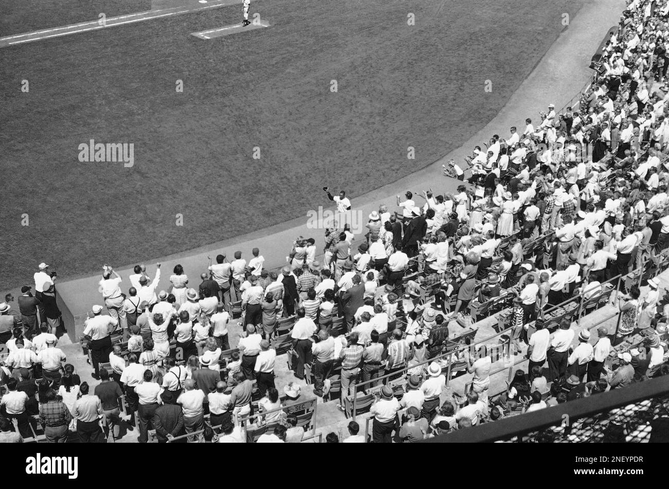 San Francisco Giants Willie Mays steps from the dugout and waves his ...