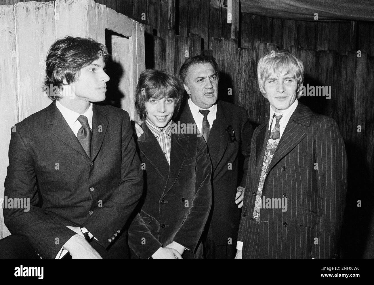 Italian movie director Federico Fellini (second from right) introduce ...