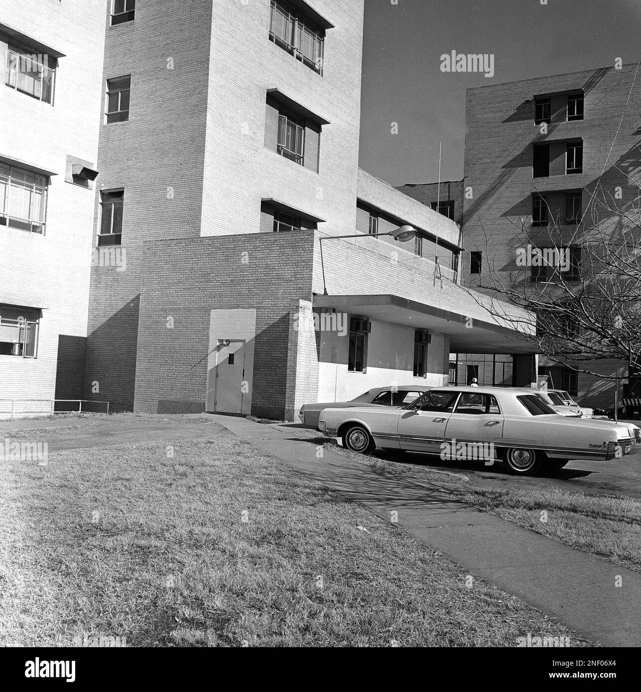 This is the old emergency room entrance of Parkland Hospital in Dallas ...