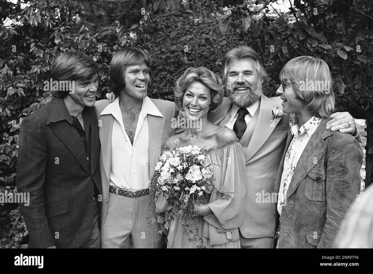 In a private ceremony at the home of the groom, singer-songwriter Kenny ...