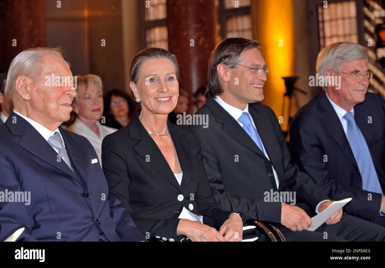 Von links, der deutsche Unternehmer Werner Otto, seine Ehefrau Maren ...