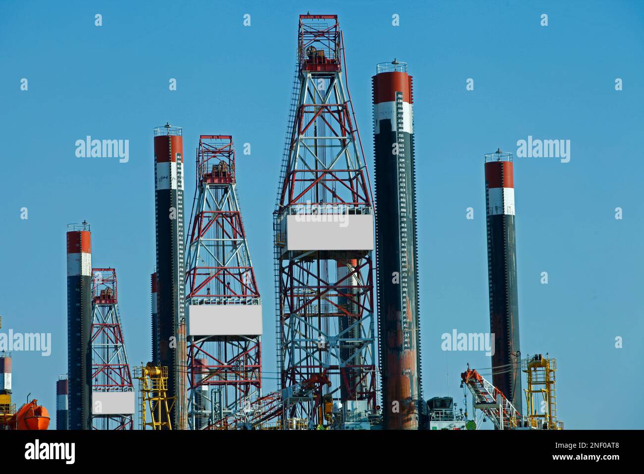 Offshore oil drilling platform Stock Photo - Alamy