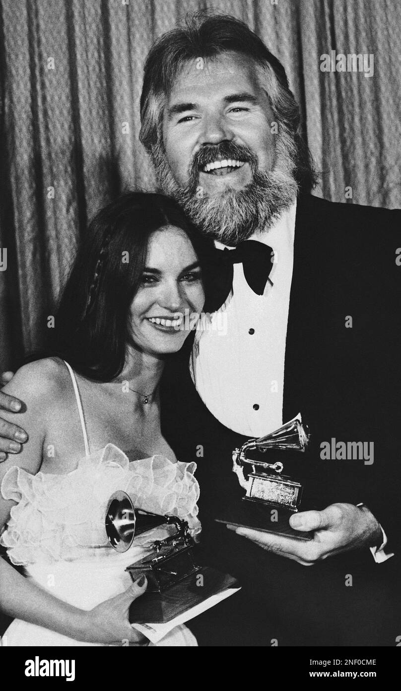 Singer Kenny Rogers puts his arm around singer Crystal Gayle as they ...