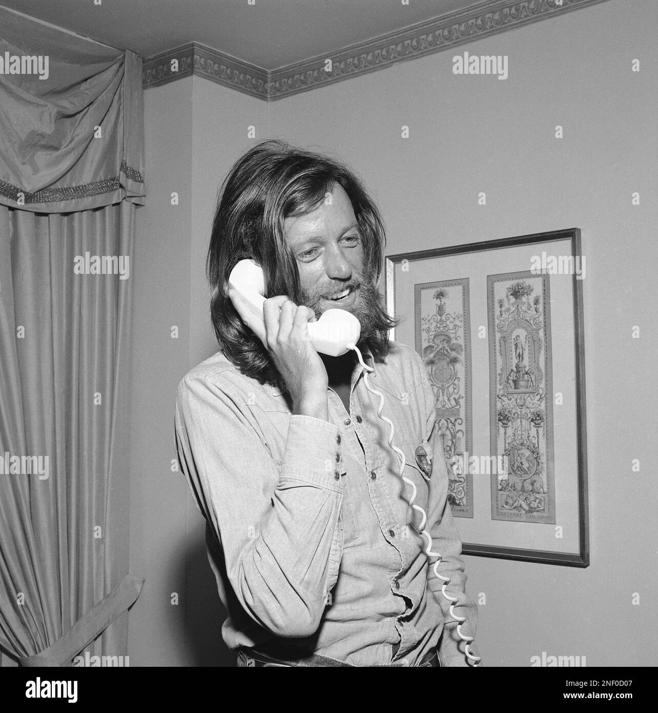 Actor Peter Fonda chats on the phone, 1971. (AP Photo Stock Photo - Alamy
