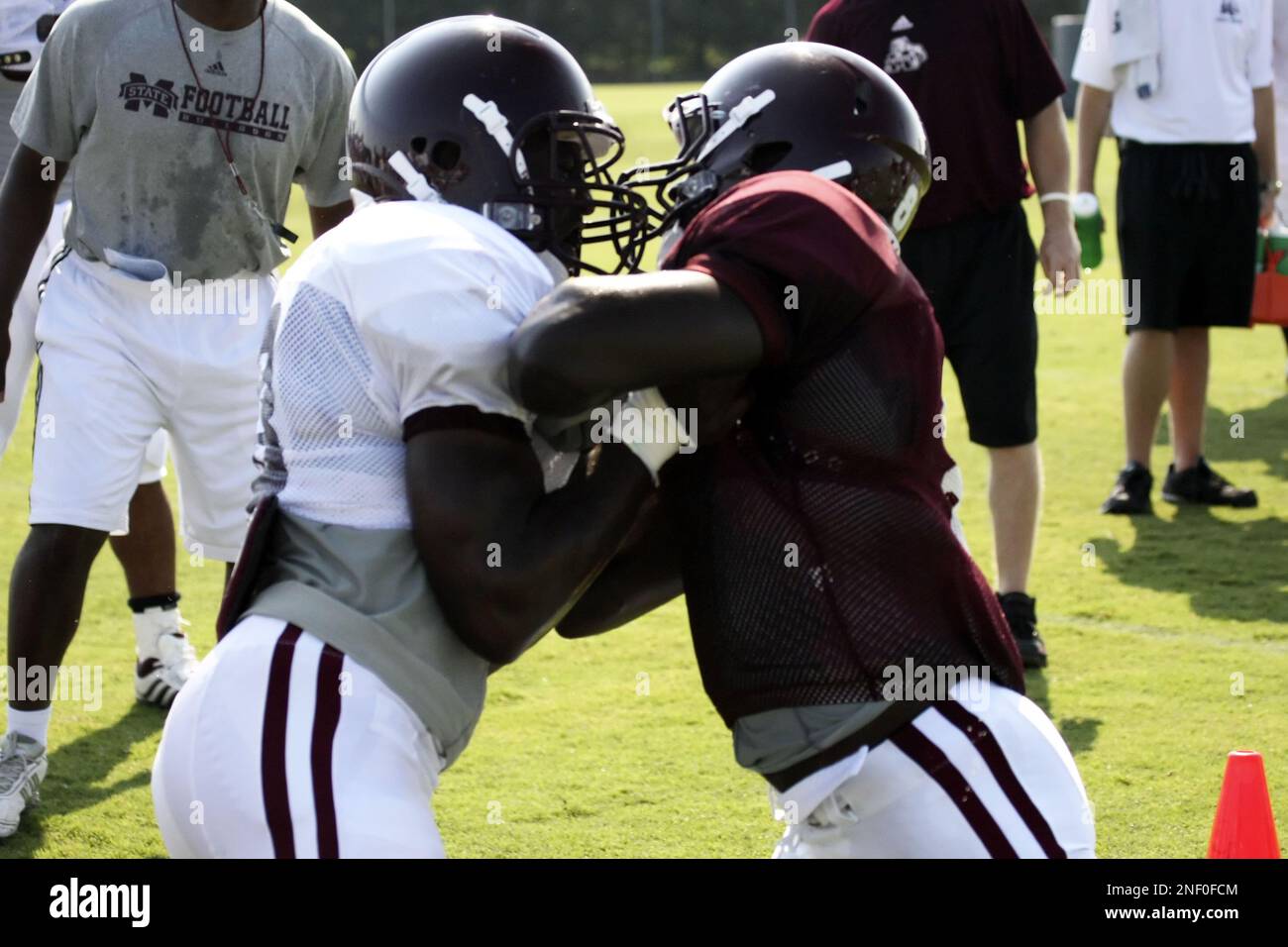 Mississippi State's Emmanuel Gatling (48) Montrell Conner (8) lock ...