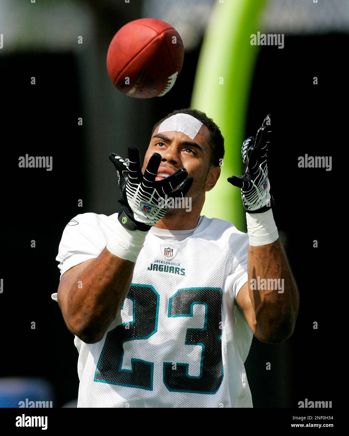 Jacksonville Jaguars running back Rashad Jennings makes a catch during ...
