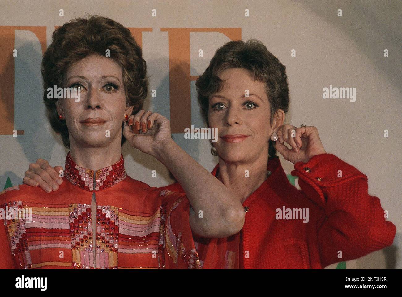 Actress and comedienne Carol Burnett, right, imitates her wax likeness ...
