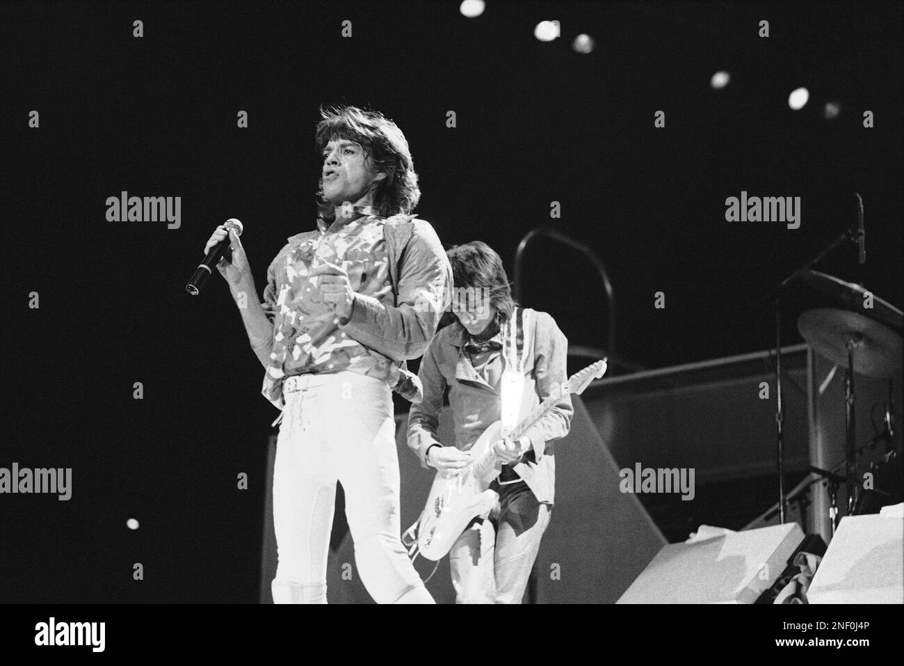 Rolling Stones lead singer Mick Jagger performs as Stones' guitarist ...