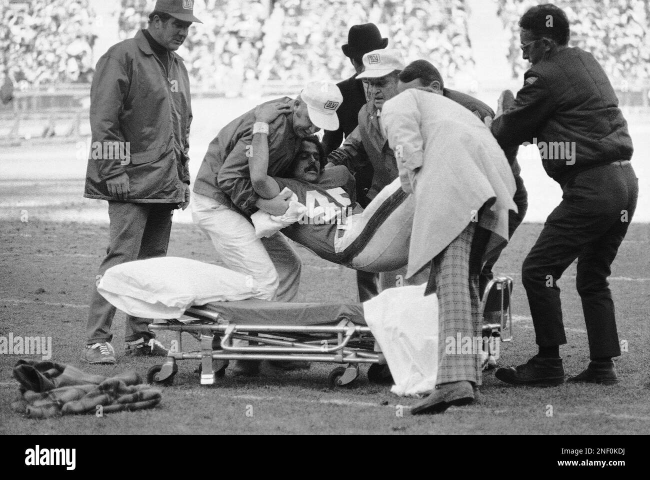Trainers lift New York Giants Pete Athas on to stretcher at New York’s ...