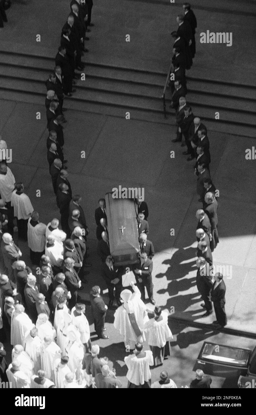 The casket of football great Vince Lombardi is borne between lines of ...