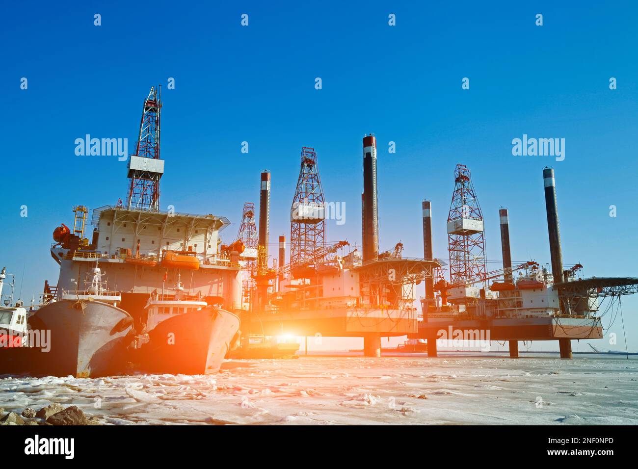 Offshore oil drilling platform Stock Photo - Alamy