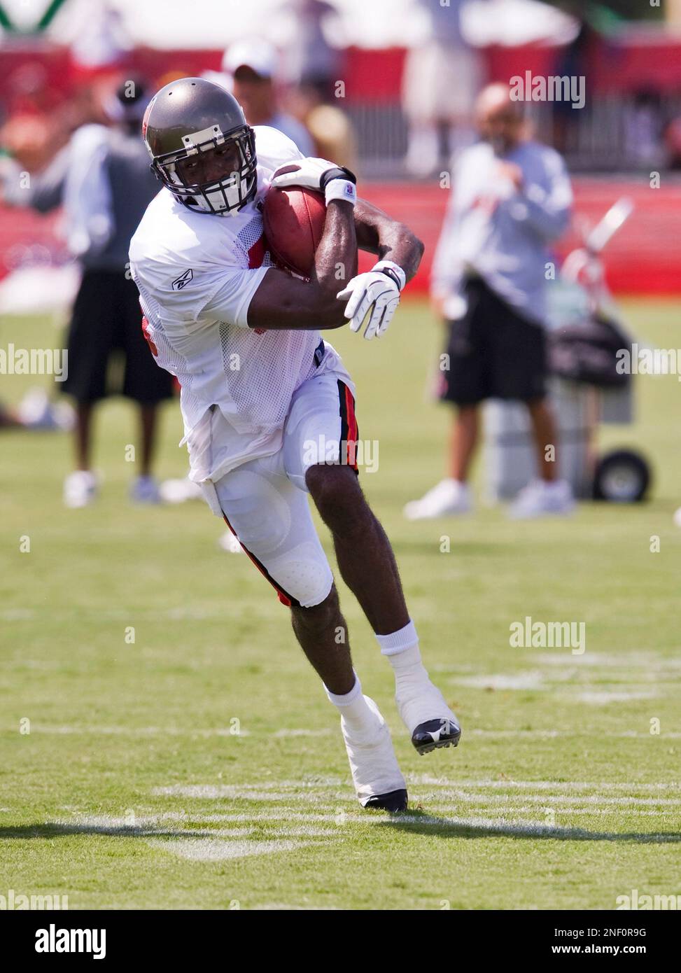 Tampa Bay Buccaneers fullback B.J. Askew carries the ball during ...