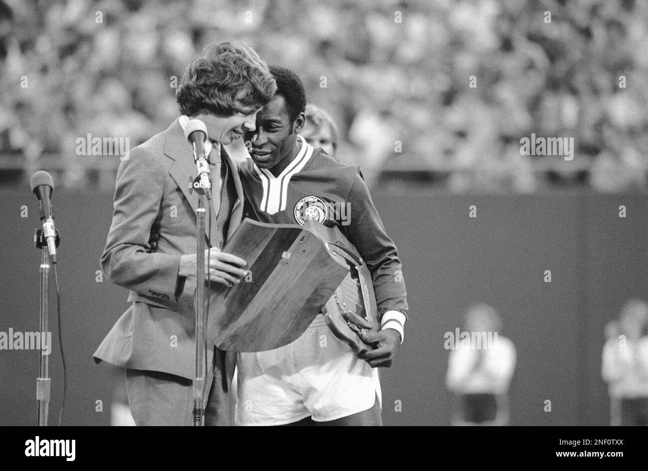 Jeff Carter, son of U.S. President Jimmy Carter, gives Pele a plaque ...