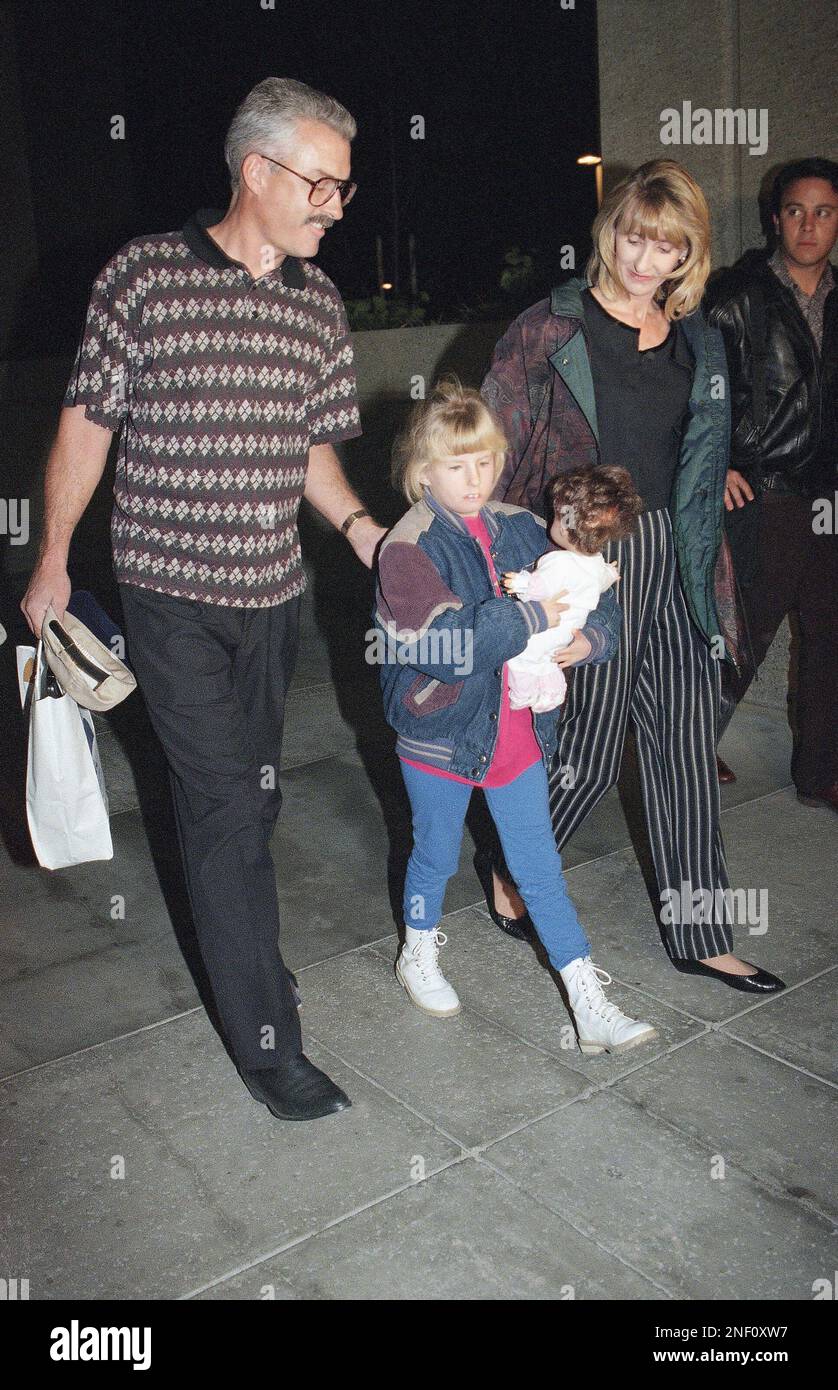 Seven-year-old Chelsey Thomas arrives with her parents, Bob and Lori ...