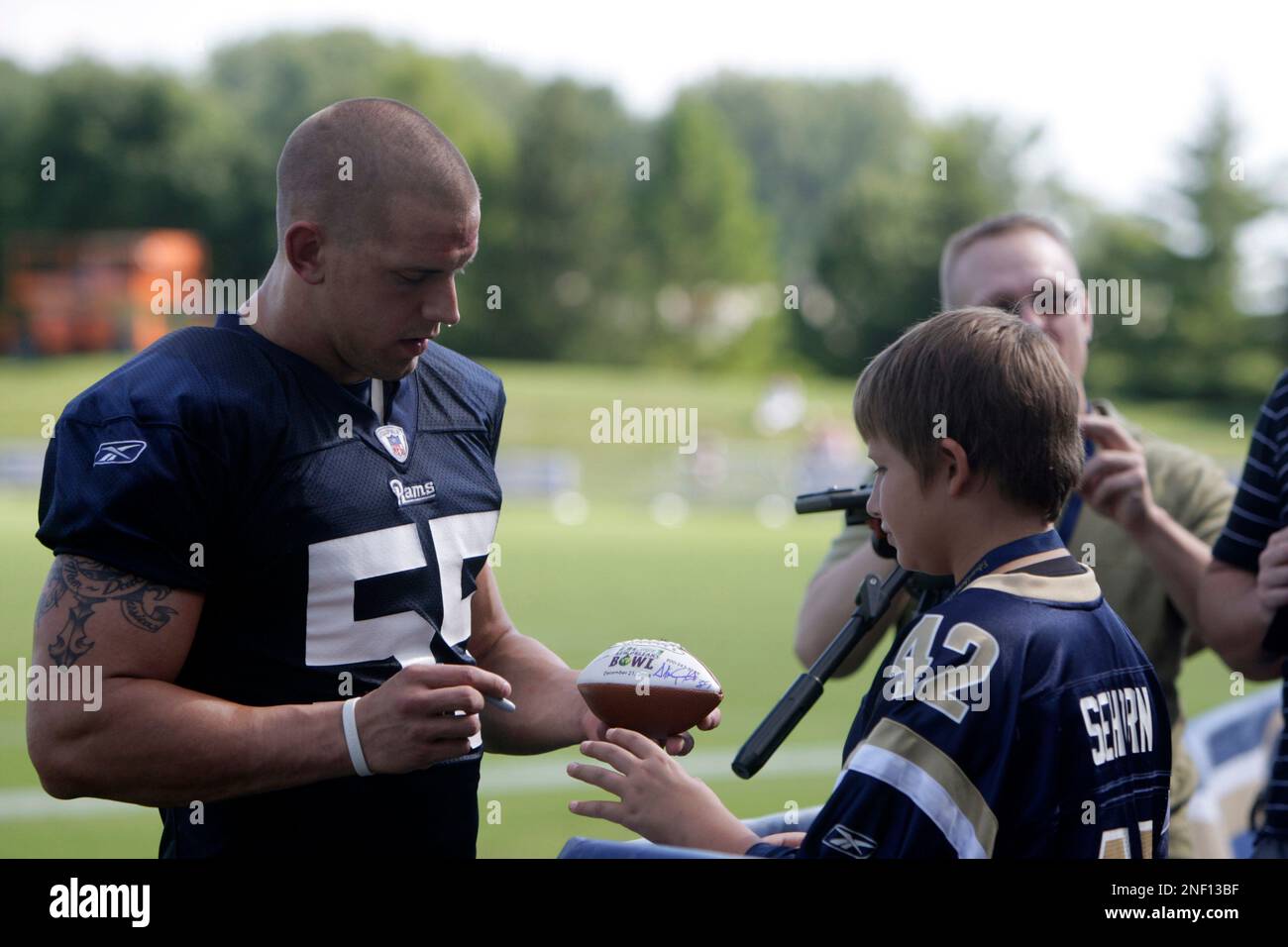 St. Louis Rams linebacker James Laurinaitis signs autographs during NFL ...