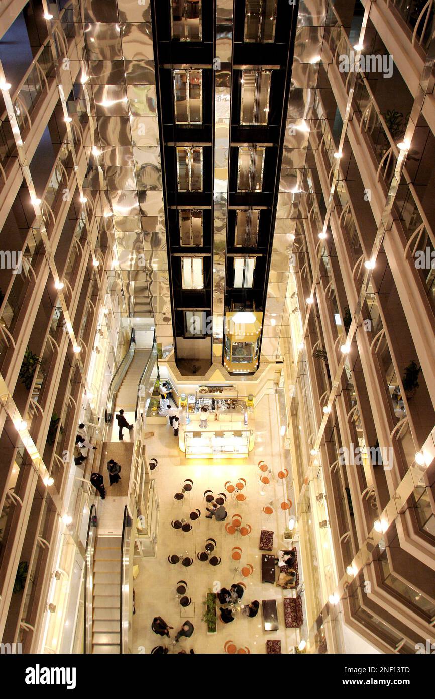 First mall in Kabul, Afghanistan. (AP Photo/Tomas Munita Stock Photo - Alamy