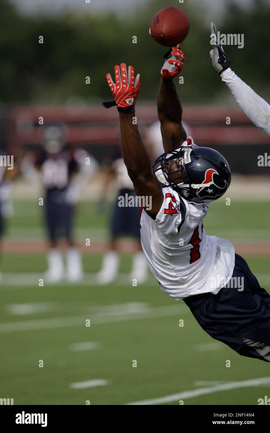 Houston Texans quarterback Aubrey Bell (14) reaches for a pass during a ...