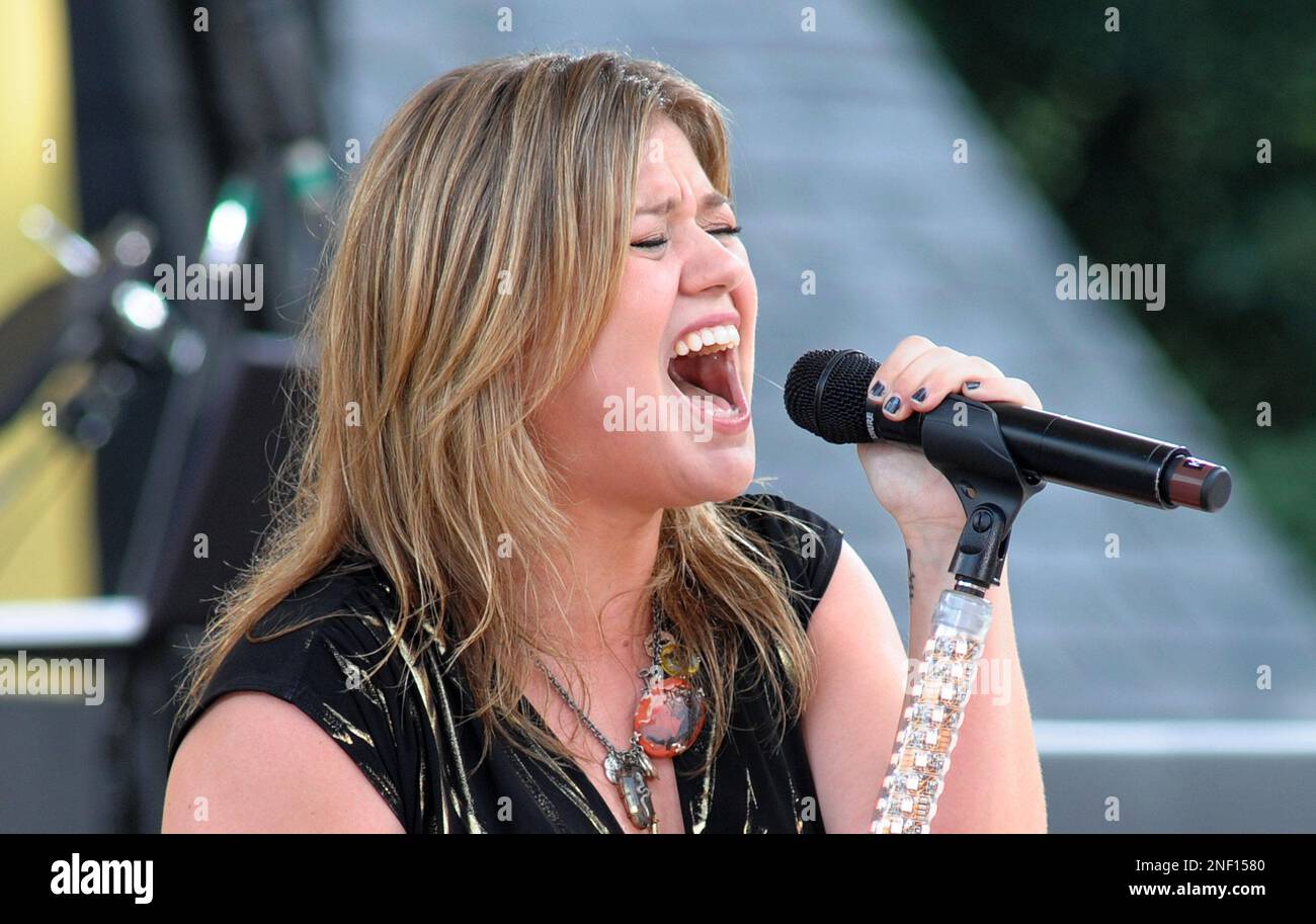 Singer Kelly Clarkson performs in Central Park, on ABC's "Good Morning ...