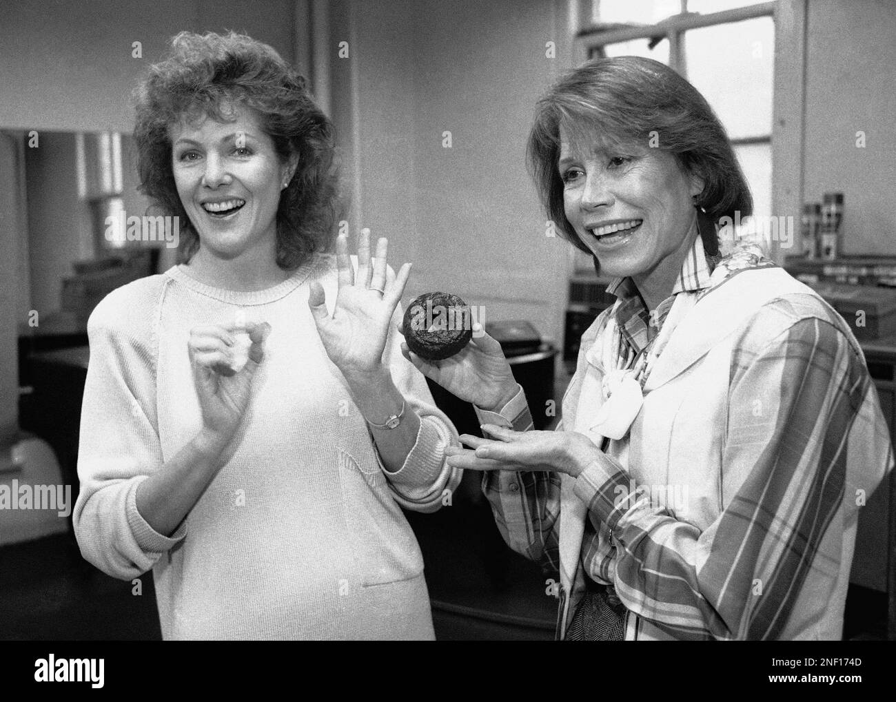 Actors Mary Tyler Moore, left, and Lynn Redgrave are shown during a ...