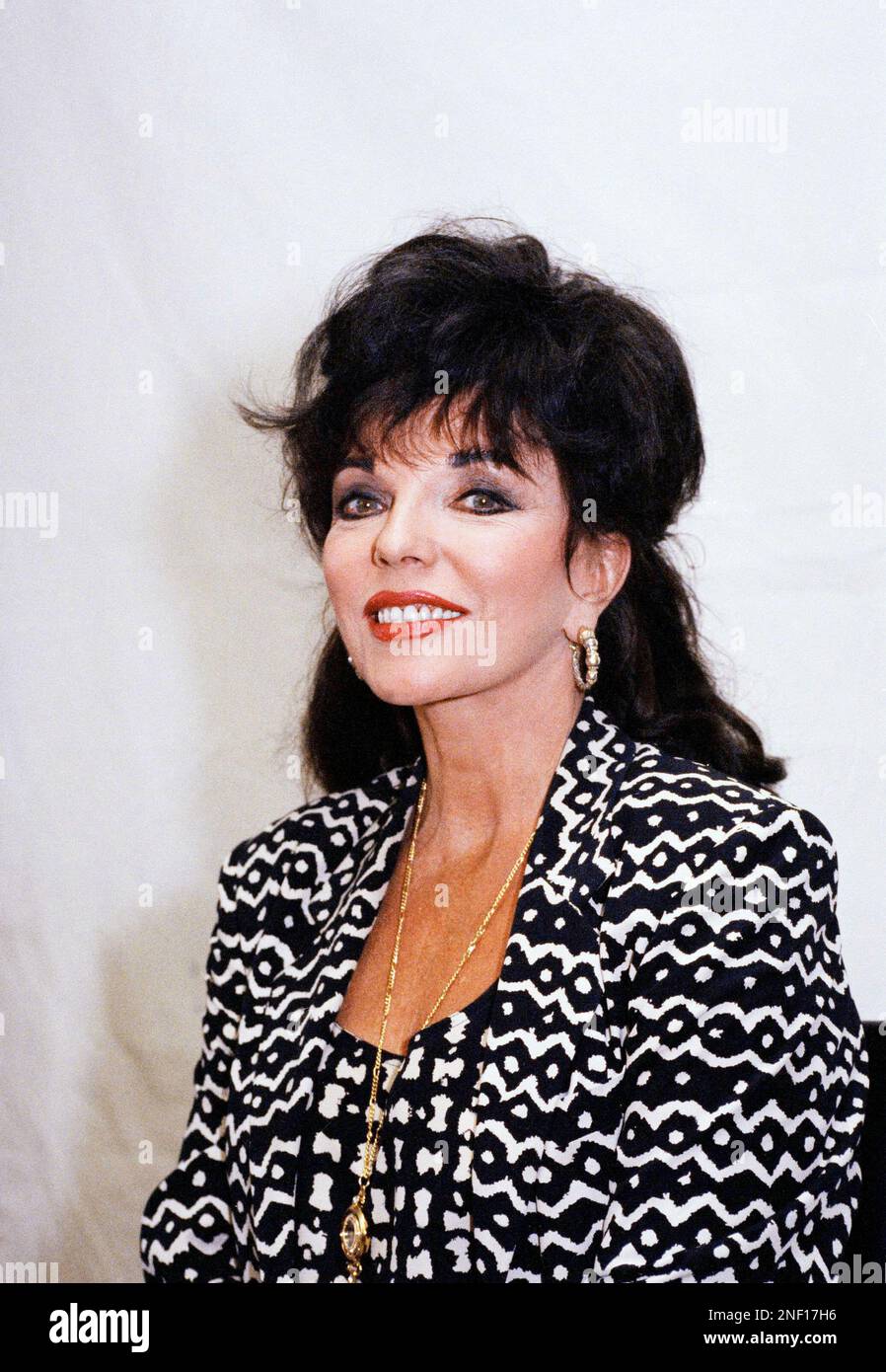 Actress Joan Collins shown, Aug. 1993. (AP Photo Stock Photo - Alamy