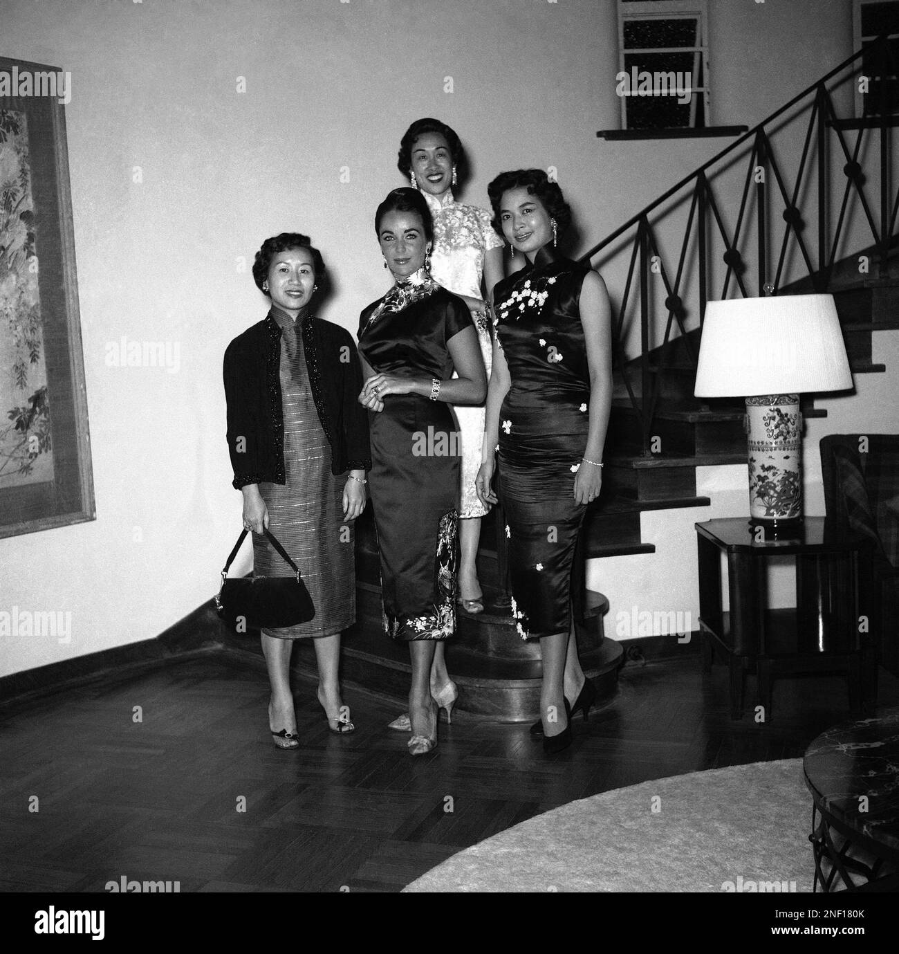 American actress Elizabeth Taylor, visiting in Hong Kong, adopts local ...