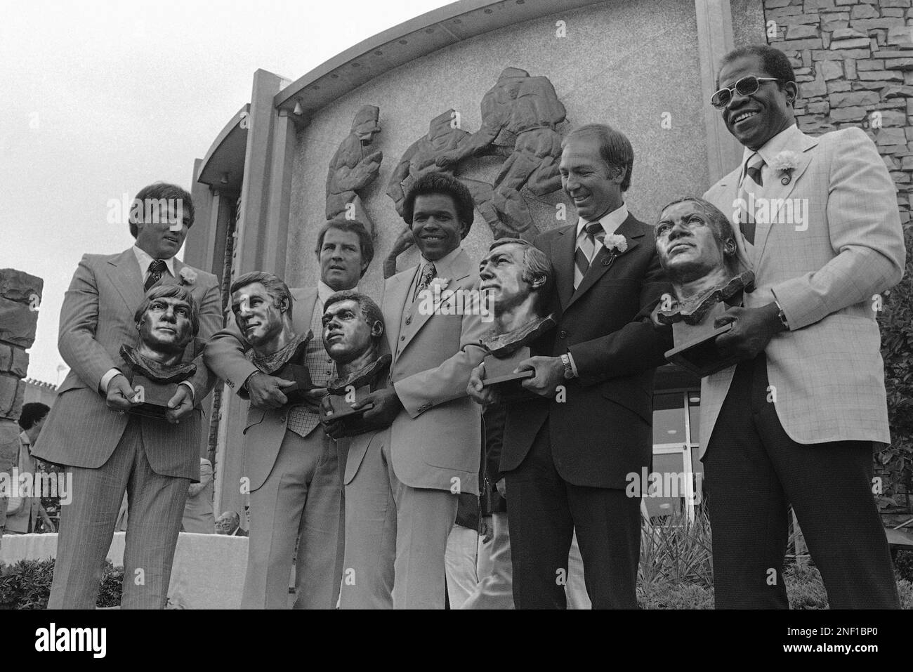 The five new members of the Pro Football Hall of Fame pose after ...