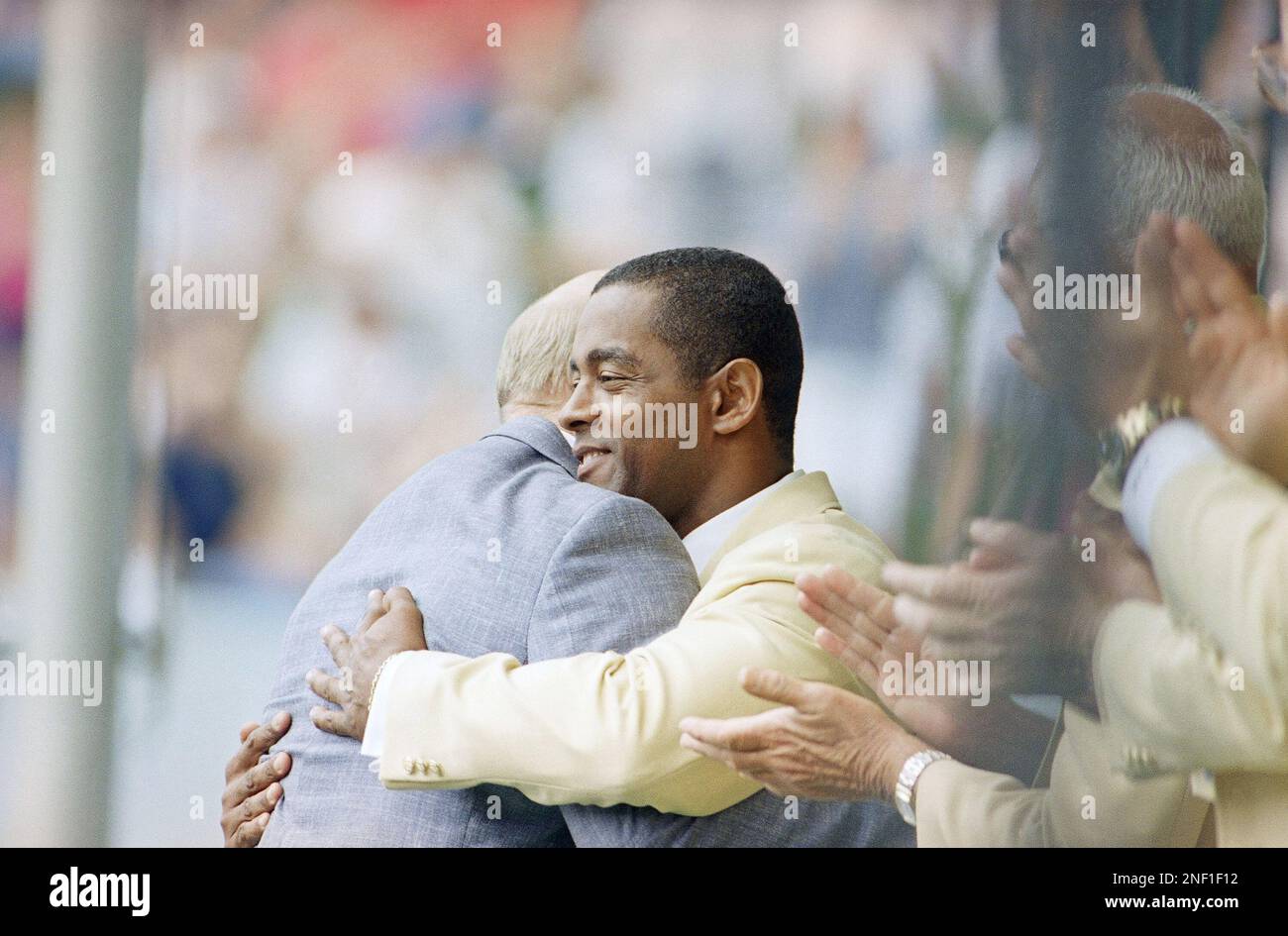 Tony Dorsett, right, hugs former Dallas Cowboys coach Tom Landry after ...