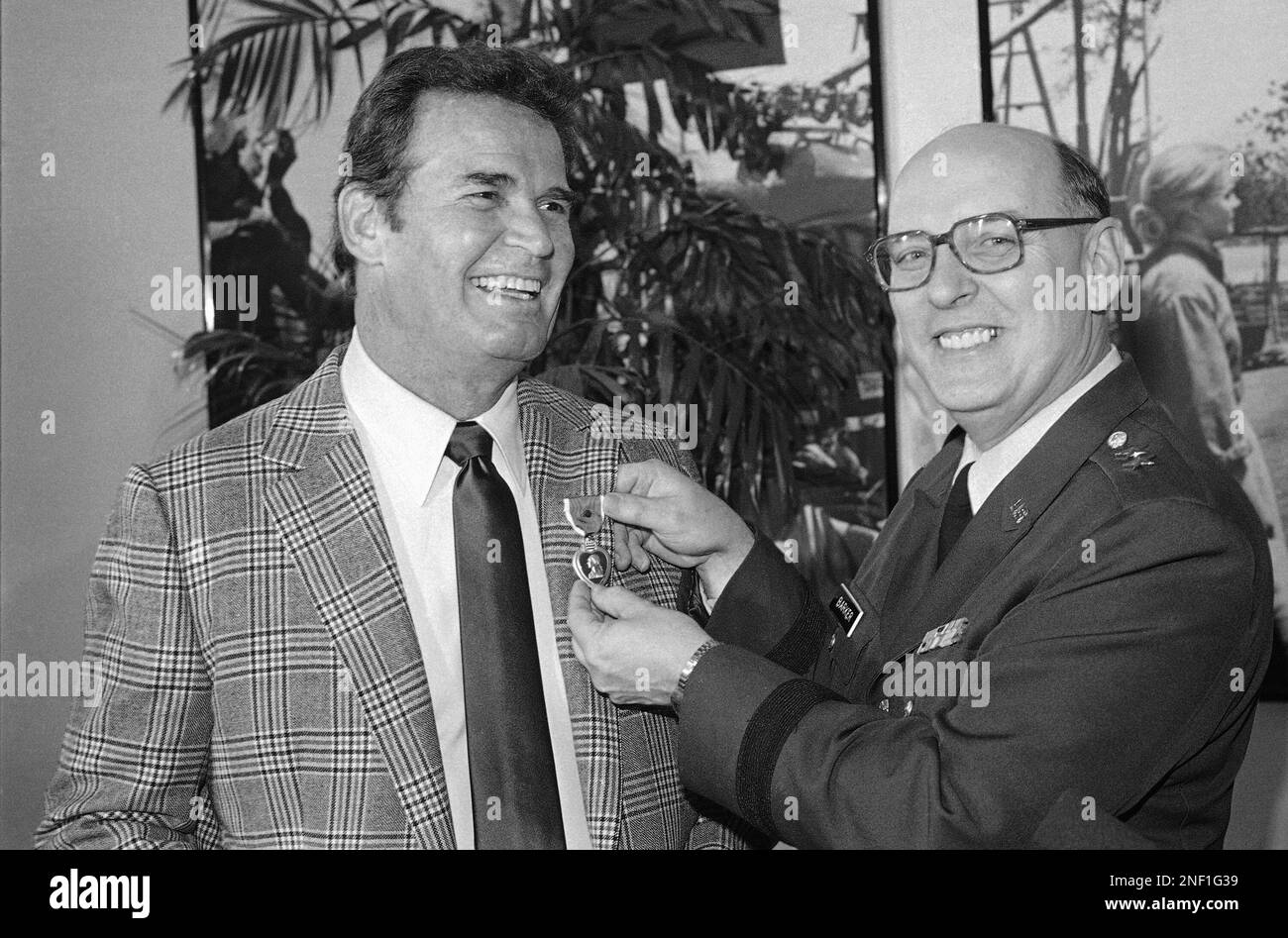 Actor James Garner, left, smiles after Maj. Gen. Llyle Barker of the U ...