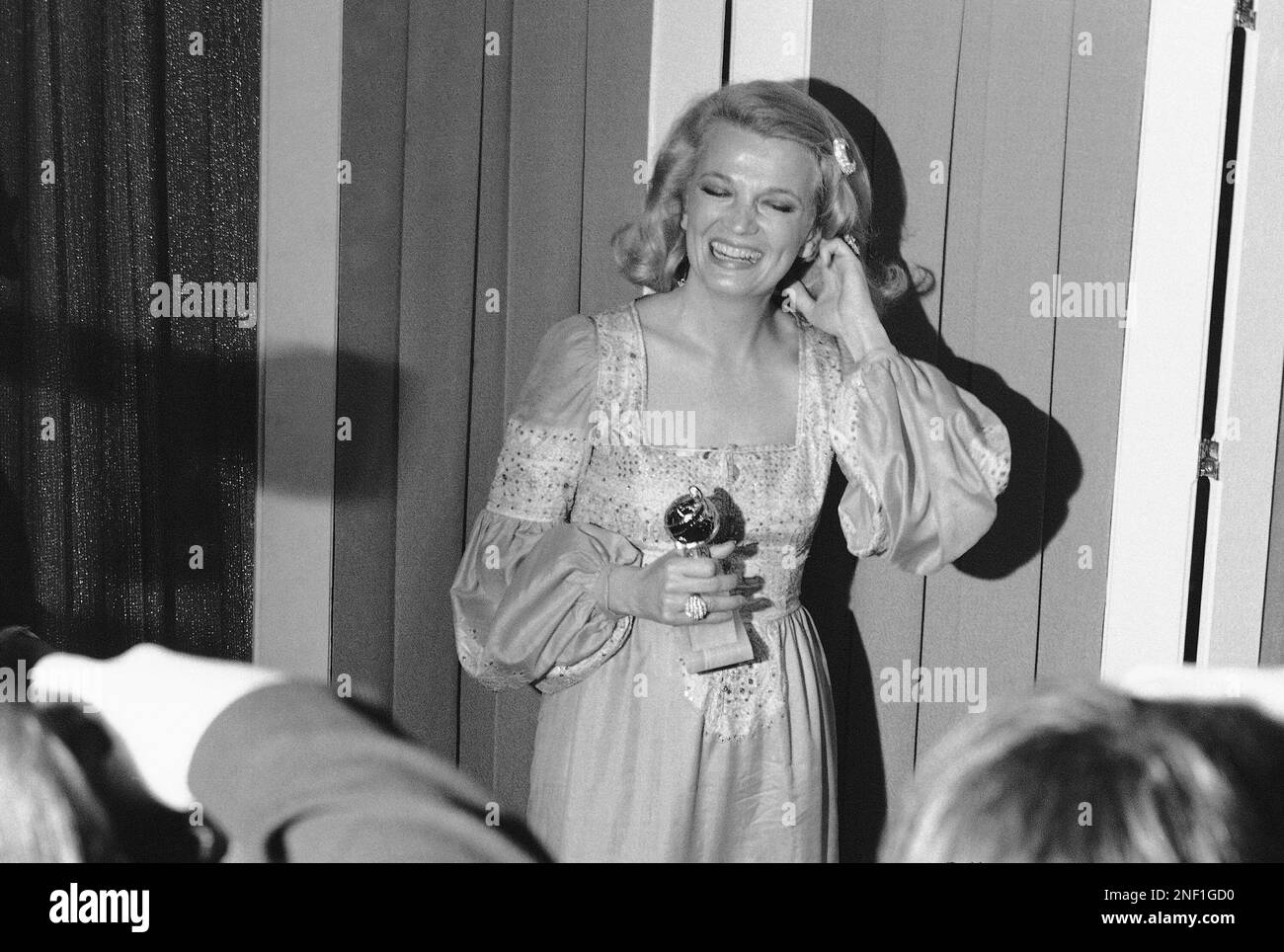 Gena Rowlands flashes a big smile as she prepares to pose after winning ...