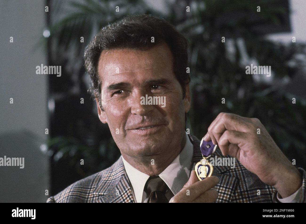 Actor James Garner, left, is all smiles as he holds up the Purple Heart ...
