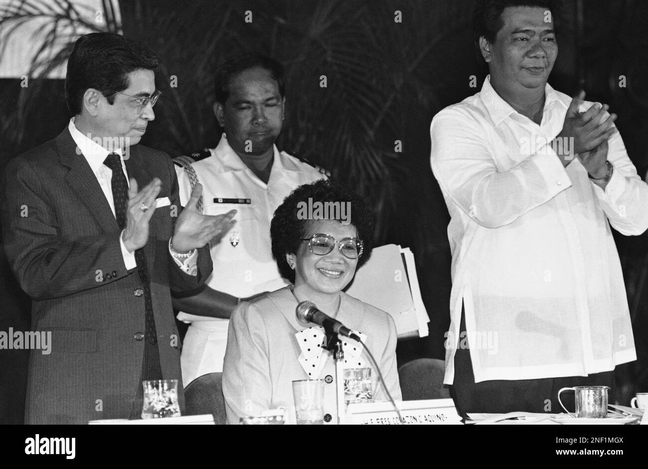 Philippines President Corazon Aquino (center) receives an applause from ...