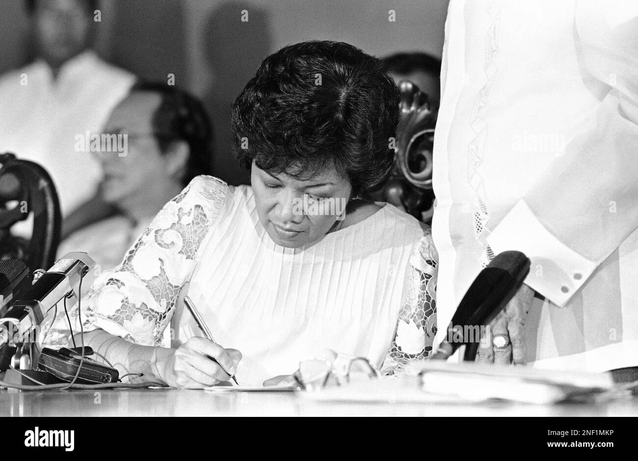 Philippine President Corazon Aquino signs an interim “Freedom ...