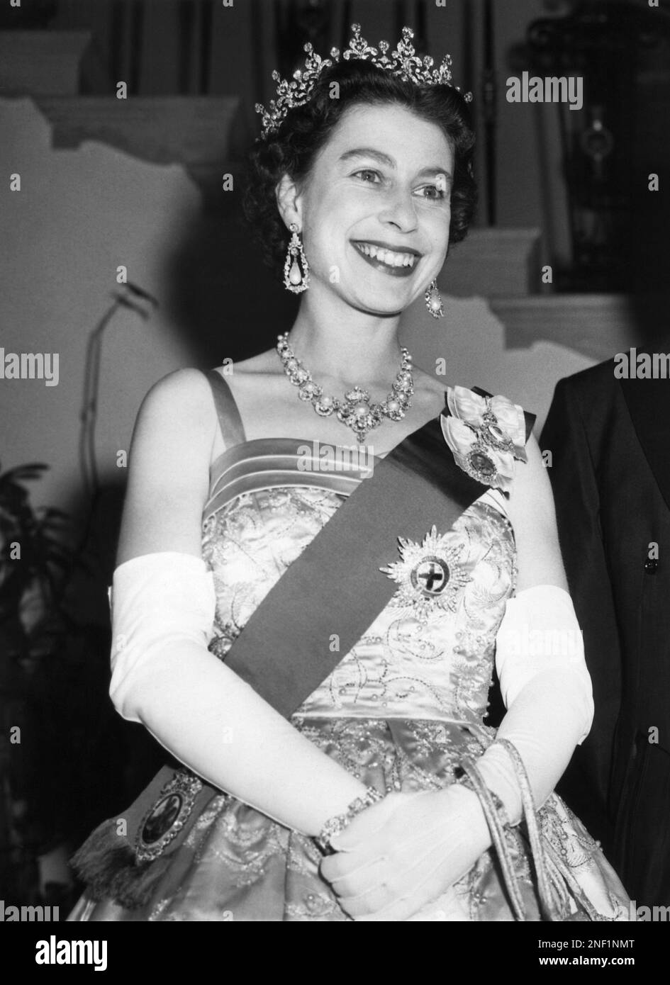 Queen Elizabeth II poses for a picture at White House State Dinner in ...