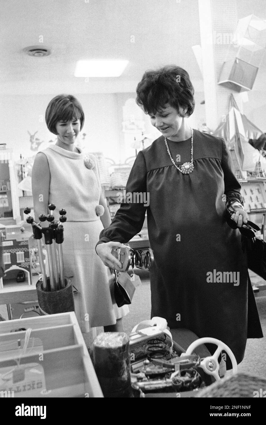 Mrs. Marilyn Lovell, wife of the pilot of Gemini 7 spacecraft, right ...