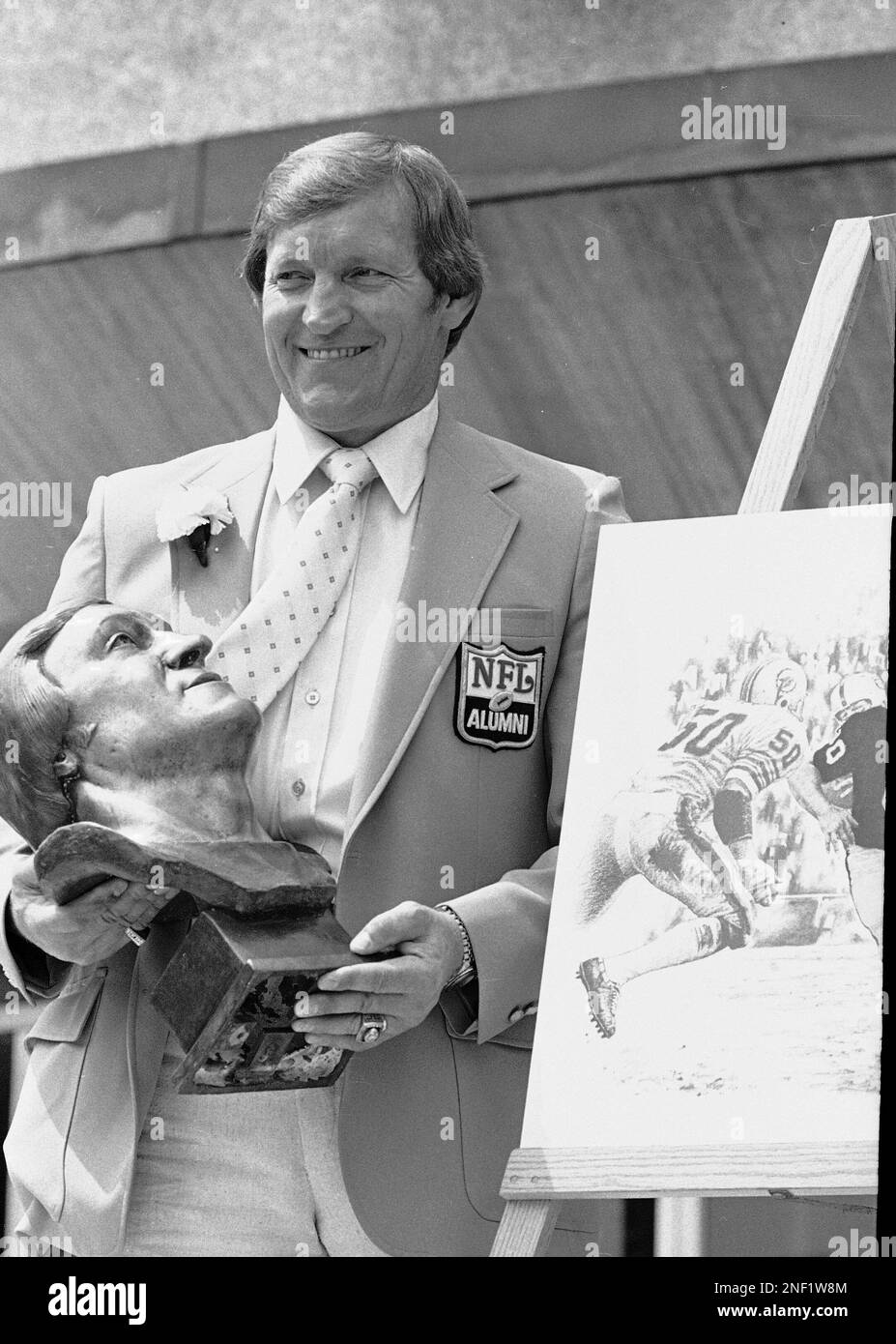 Former Oakland Raiders center Jim Otto poses with his statue after ...