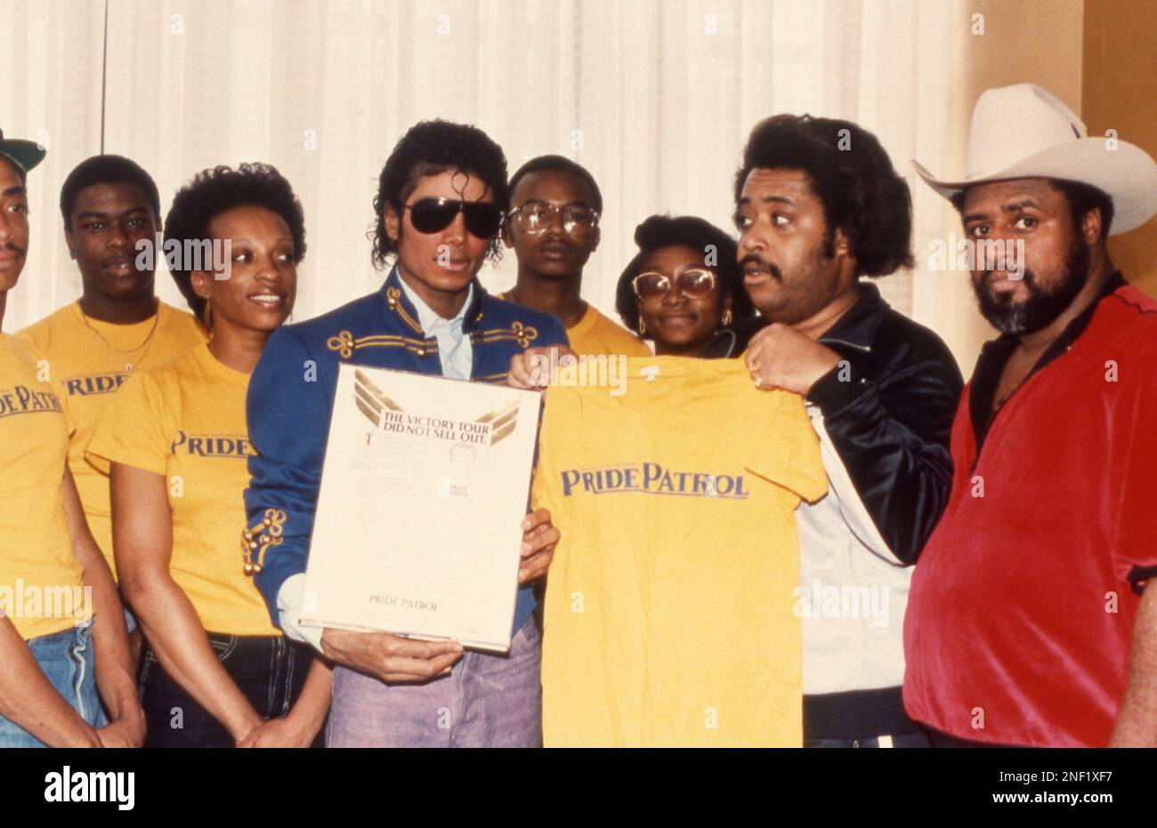 Singer Michael Jackson receives a plaque presented to him by Rev. Al ...