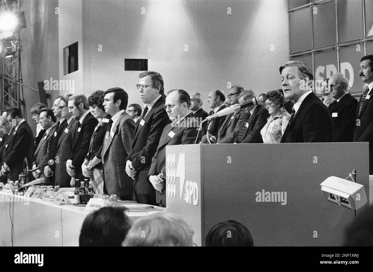 West German Chancellor Helmut Schmidt (r) and members of Social ...