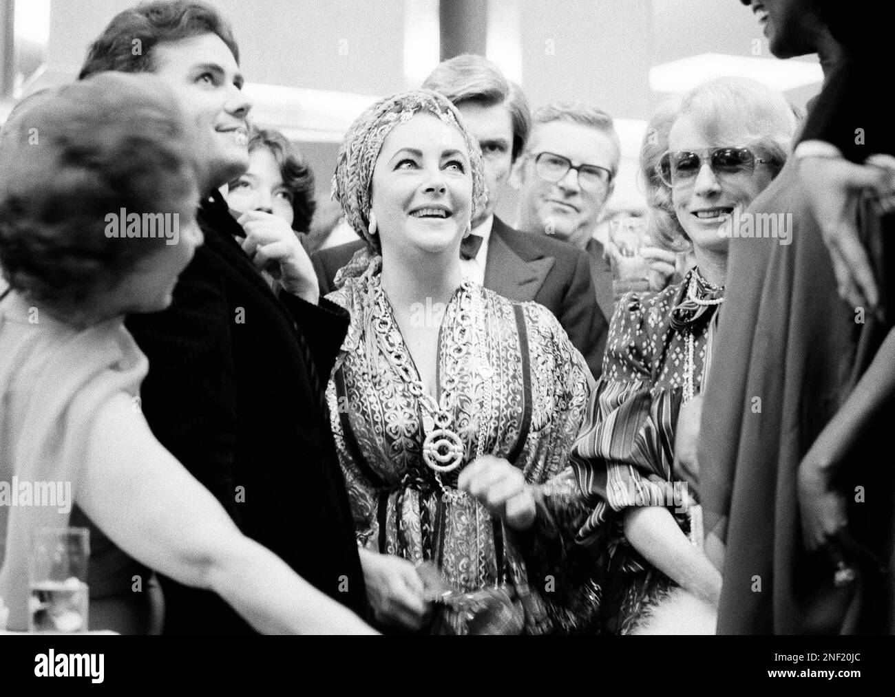 Actress Elizabeth Taylor and her husband John Warner, behind her ...
