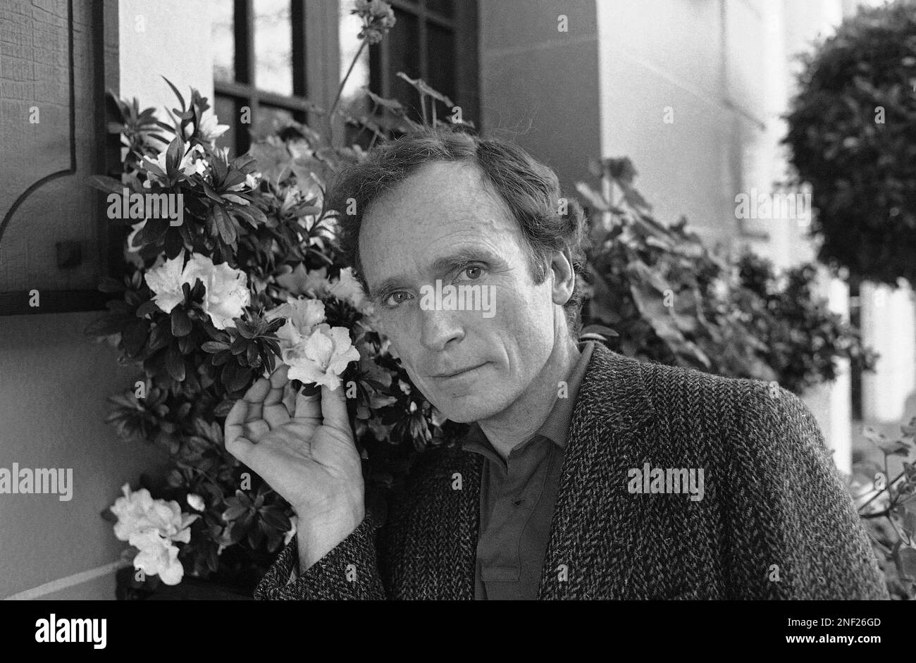 Talk show host Dick Cavett is shown in New York, Dec. 4, 1985. (AP ...