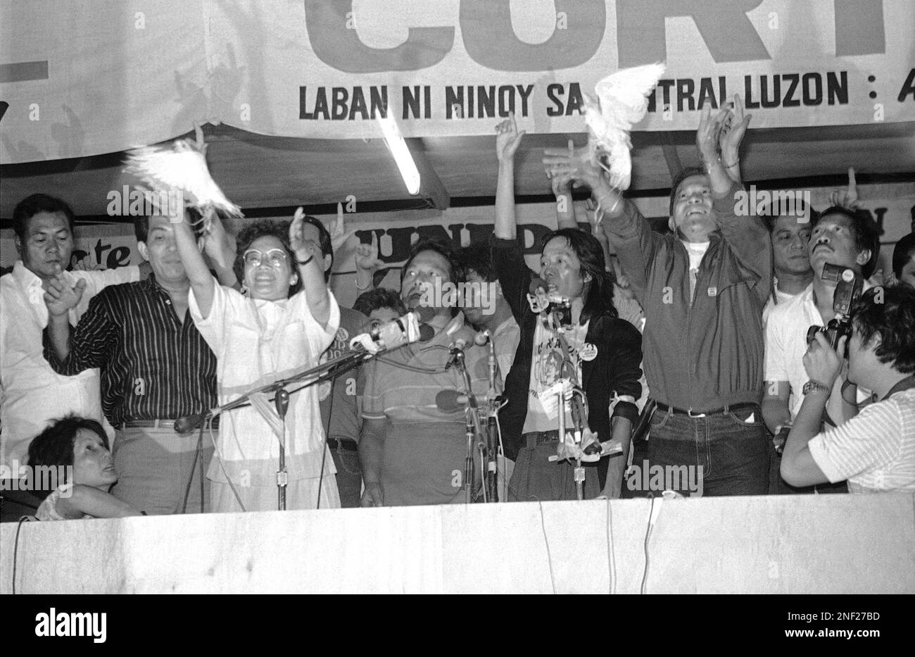 Opposition presidential candidate Corazon Aquino releases a dove during ...