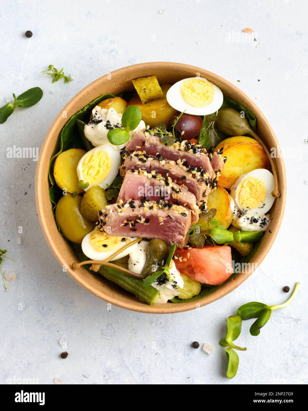 Salad in a cardboard box hi-res stock photography and images - Alamy