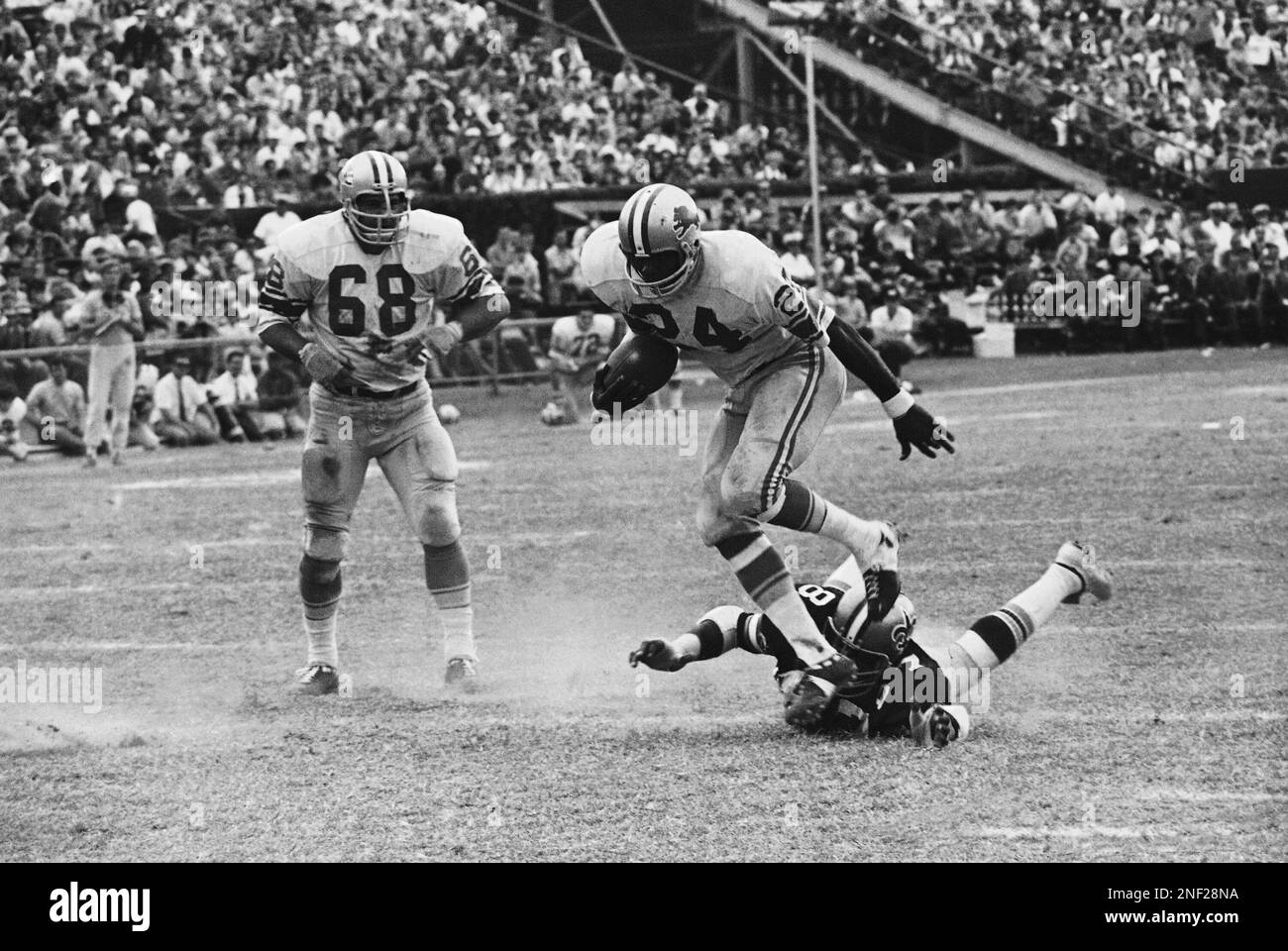Detroit Lions running back Mel Farr (24) hops over defensive end ...