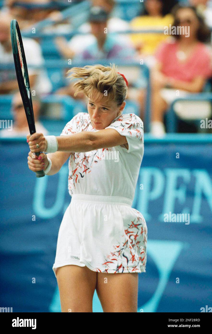 Manuela Maleeva-Fragniere of Switzerland returns ball to her sister ...