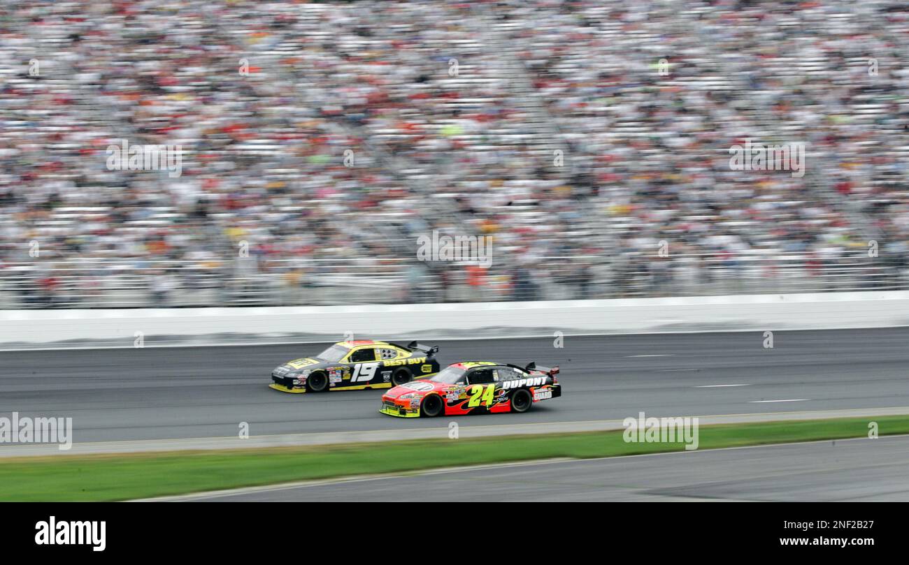 Jeff Gordon (24) and Elliot Sadler (19) race side by side through turns ...